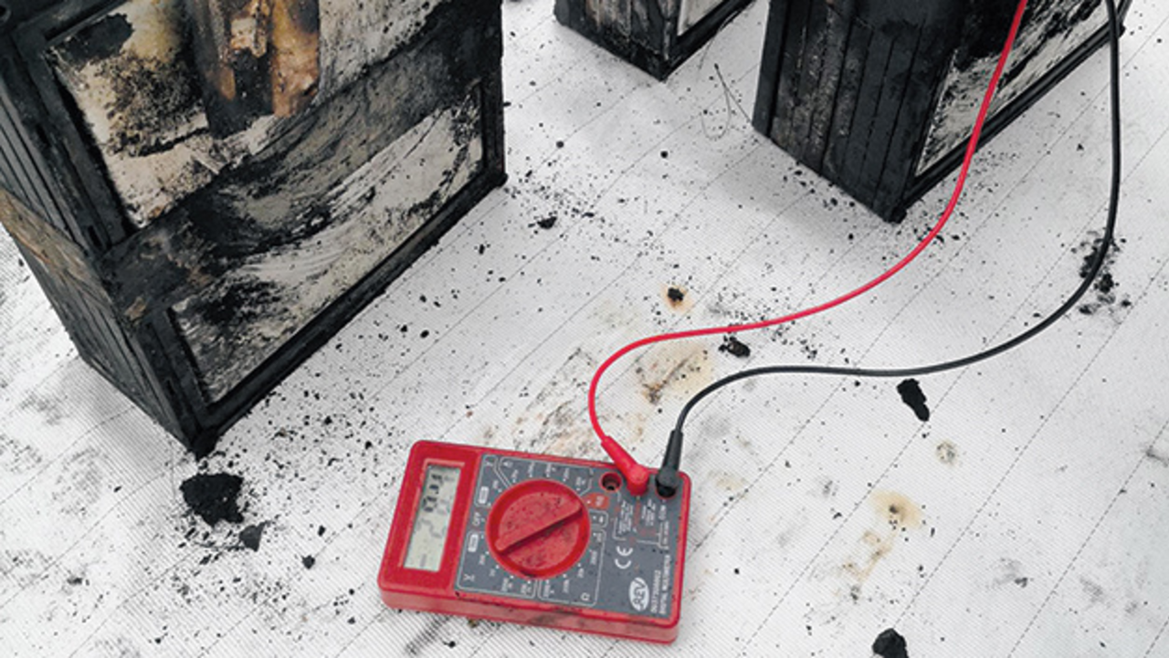 Feuergefahr bei Lithium-Ionen-Akkus: Was tun bei Batteriebrand? - Power ...